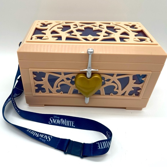 Disney | Kitchen | Disney Snow White Movie Heart Box Popcorn Bucket ...